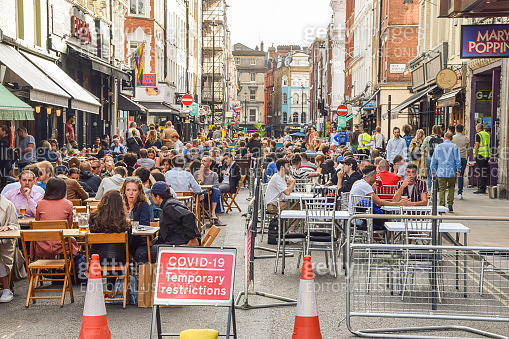 Street seating outside restaurants in Soho, London 이미지 (1303482655 ...