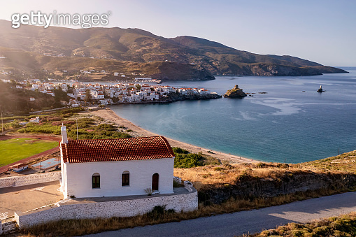 Elevated view to the town of Andros island, Cyclades, during sunset 이미지 ...