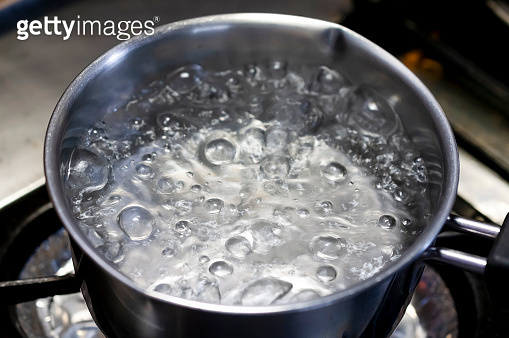 Boiling water in stainless pan in kitchen 이미지 (1321392401) - 게티이미지뱅크