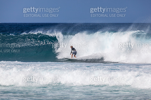 man surfing big wave at north shore, oahu island, hawaii islands 이미지 ...