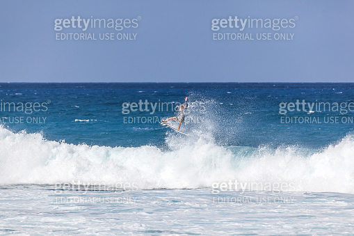 man surfing big wave at north shore, oahu island, hawaii islands 이미지 ...