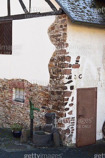 corner of a medieval building with a water pump 이미지 (1361331767) - 게티이미지뱅크