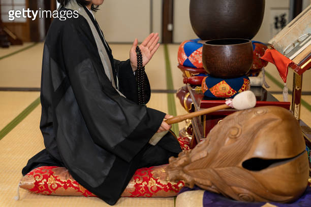 Photograph of a Japanese female monk, nun (1323797286) - 게티이미지뱅크
