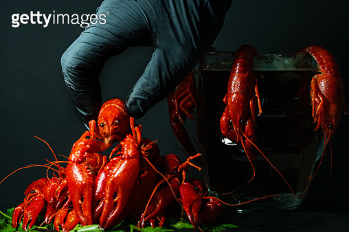 Chef cook putting prepared boiled crawfish. 이미지 (1345715810) - 게티이미지뱅크