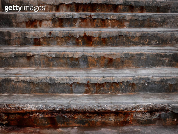 Crumbling stairs concrete worn steps broken old 이미지 (1308349966) - 게티이미지뱅크