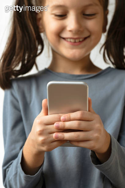 Child is Using Phone 이미지 (1349240852) - 게티이미지뱅크