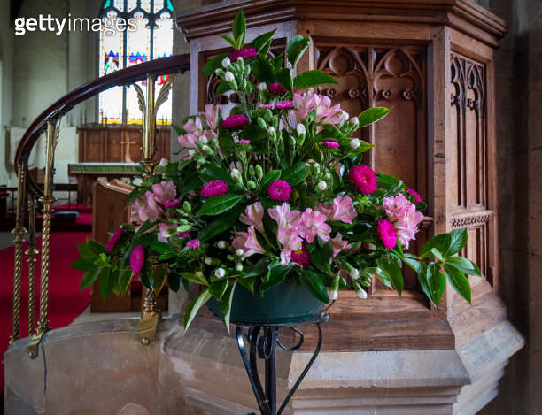Floral arrangement in front of the church pulpit in Gayton, Norfolk 이미지 ...