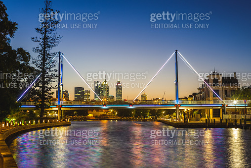 Claisebrook Cove and trafalgar bridge in perth, australia at night 이미지 ...