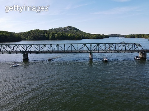Boats crossing under a bridge on a busy summer weekend 이미지 (1315873241 ...