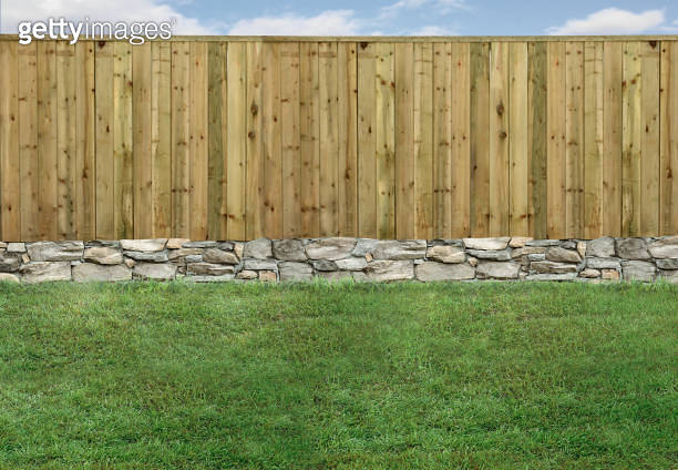 Empty backyard with green grass, wood fence and empty flowerbed 이미지 ...