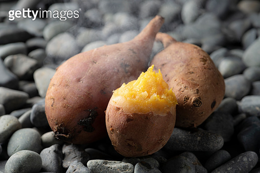 Japanese grilled Sweet potato. Ishiyakiimo. (1343476162) - 게티이미지뱅크