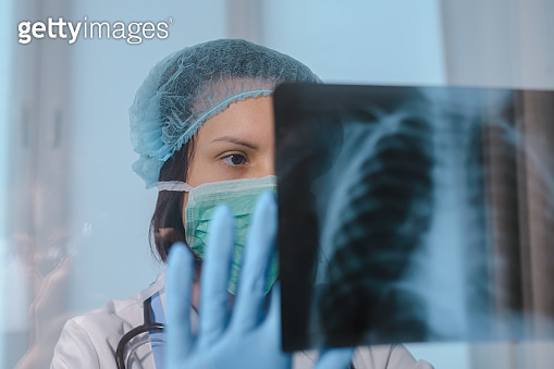 Female Doctor Analyse Chest X Ray 이미지 1360814292 게티이미지뱅크