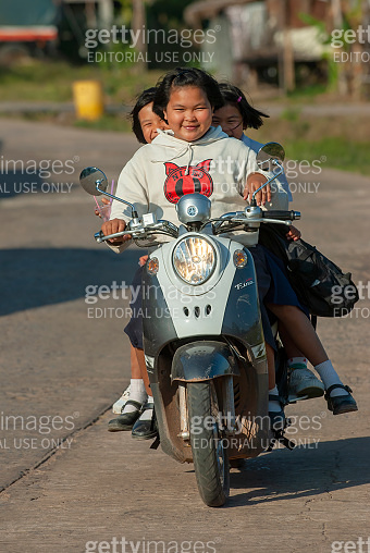 three people riding a motorcycle in thailand 이미지 (1317308521) - 게티이미지뱅크