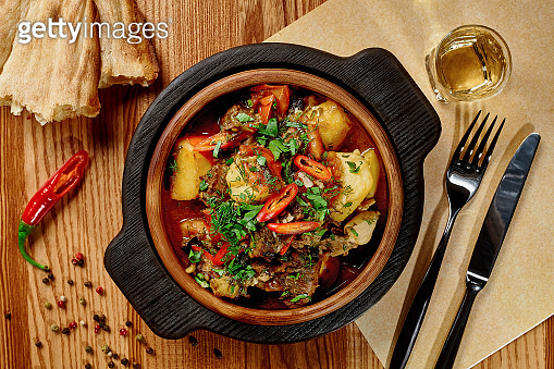 Georgian lamb stew Chanakhi with vegetables in ketsi pan 이미지 ...