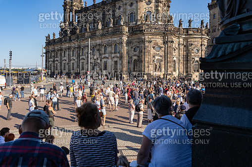 A Lot of People on the Theaterplatz at an Event in Dresden 이미지 ...
