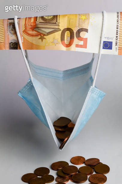The economic effect of the pandemic - A 50 euro banknote holds up a ...