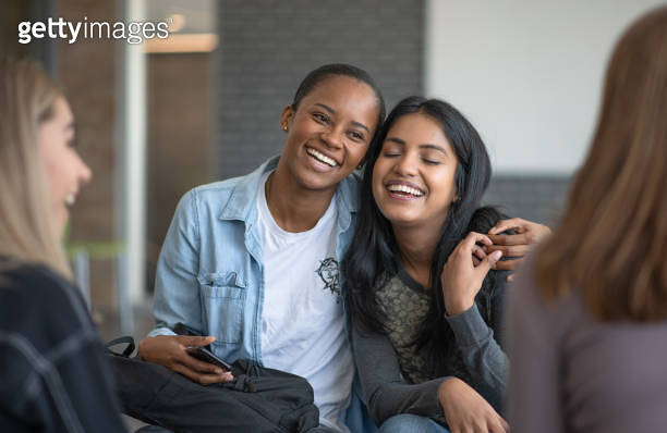 Friends supporting each other 이미지 (1291832760) - 게티이미지뱅크