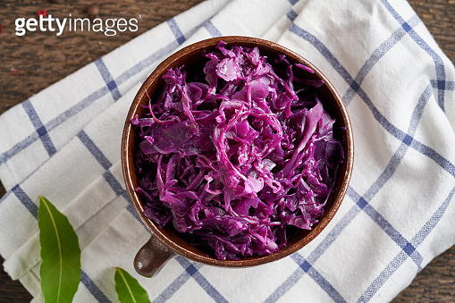 Purple fermented cabbage in a pot 이미지 (1300656387) - 게티이미지뱅크
