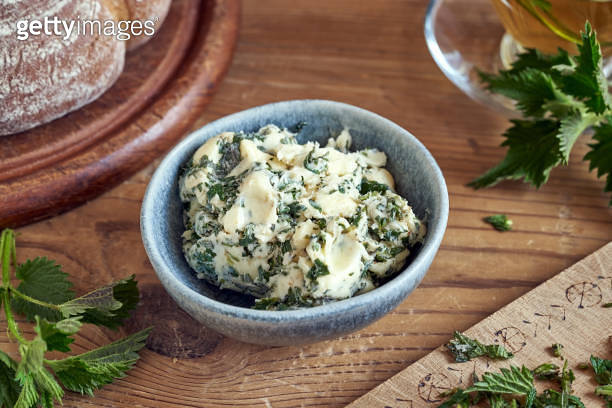 Nettle butter made from young nettles in spring 이미지 (1316315276) - 게티이미지뱅크