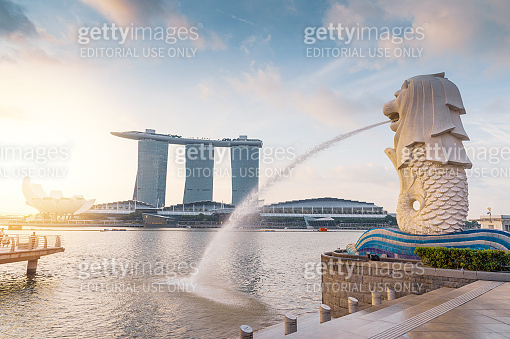 Sunrise morning shot at Merlion statue in merlion park landmark of ...