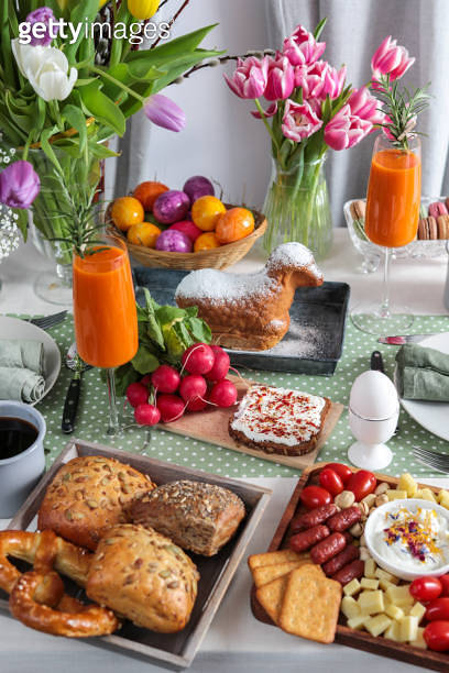 Easter Brunch Table with food and drinks for easter sunday breakfast ...