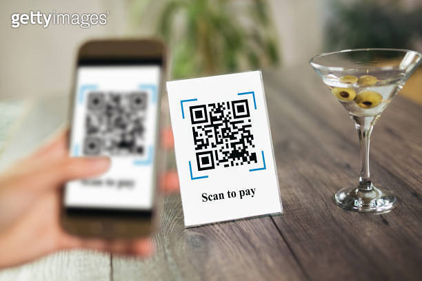 Scan to get discounts or pay for drink. 이미지 (1299929368) - 게티이미지뱅크