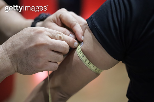 measuring the circumference of a woman's arm 이미지 (1355077338) - 게티이미지뱅크