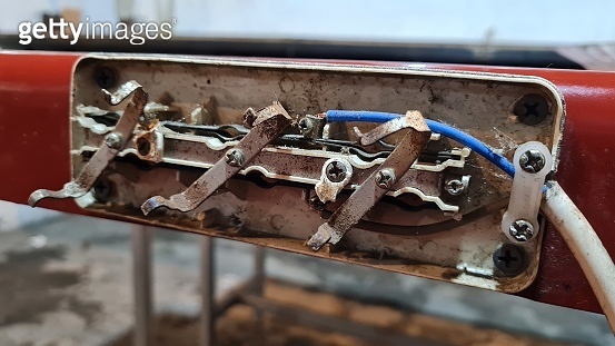 the socket is broken and open in a dangerous condition 이미지 (1355977648 ...