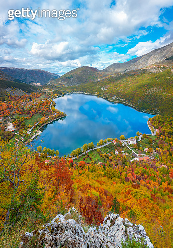 Lake Scanno (L'Aquila, Italy) - The heart - shaped lake 이미지 (1351486249 ...