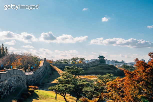 Panoramic view of Hwaseong fortress at autumn in Suwon, Korea 이미지 ...
