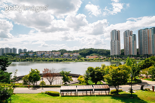 View of modern buildings and Gwanggyo Lake Park in Suwon, Korea 이미지 ...