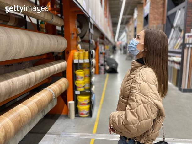 Girl in a protective mask at a hardware store. Covid-19 이미지 (1307607440 ...