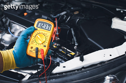 Technician checking DC voltage stable with digital multimeter 이미지 ...