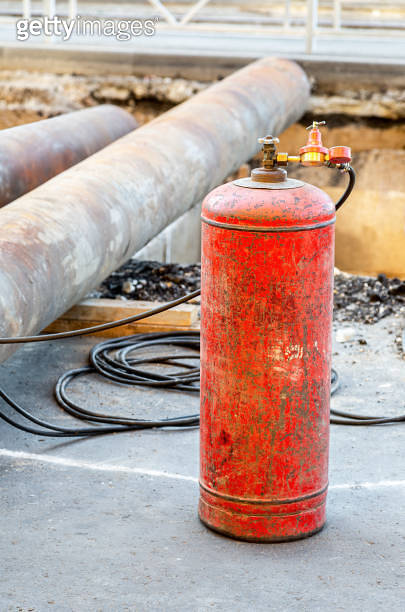 Red acetylene cylinder for gas cutting metal at a construction site 이미지 ...