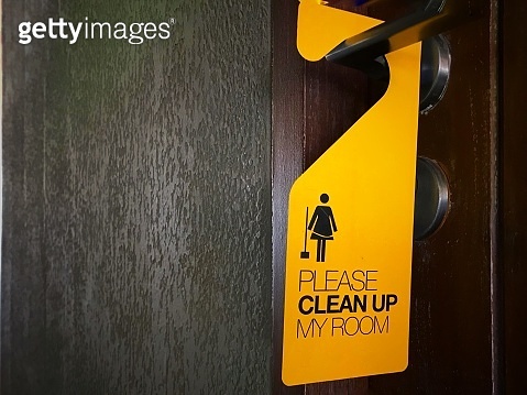 Please clean up room sign post at wooden door of hotel room. 이미지 ...