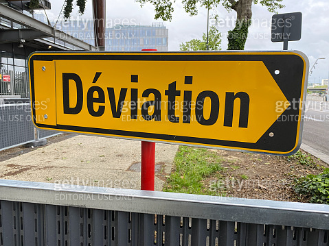 "Deviation" traffic sign 이미지 (1354846572) - 게티이미지뱅크