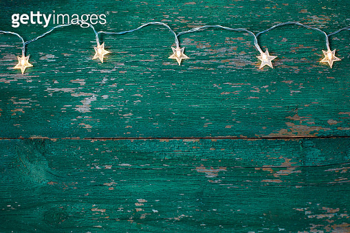 Old wooden rustic Christmas background with star shaped lights. 이미지 ...