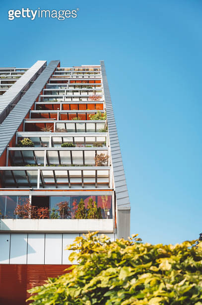 Green rooftop terraces on modern high rise building in the city 이미지 ...