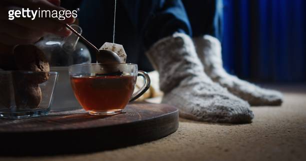 Feet of the woman sitting on the floor and drinking tea 이미지 (1304175652 ...