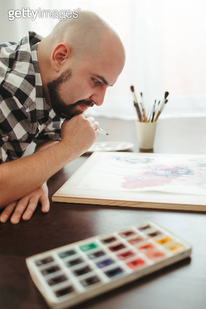 Man drawing laying on the floor of design studio 이미지 (1299436938) - 게티이미지뱅크