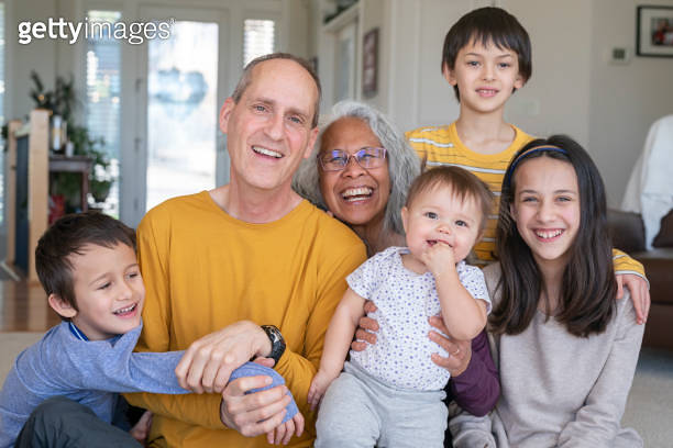 Happy mixed race multi-generational family 이미지 (1300362434) - 게티이미지뱅크