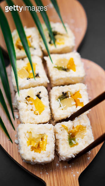 Dessert sushi. Sweet kiwi, pineapple and banana sushi rolls 이미지 ...