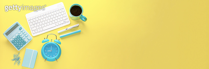 Blue and yellow theme desktop workspace. (1341557176) - 게티이미지뱅크