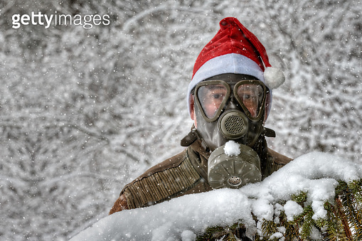 Remember Santa Claus with gas mask in 2020. (1293740254) - 게티이미지뱅크