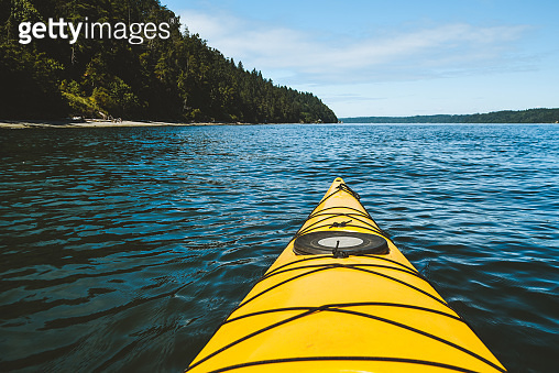 Kayaking in Summer in Gig Harbor Washington 이미지 (1354934045) - 게티이미지뱅크