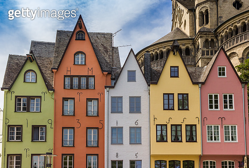 Colorful old houses at the fish market square in Cologne 이미지 ...