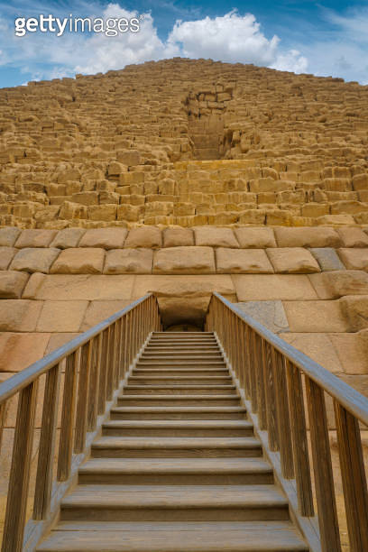 Entrance stairs of the pyramid of Mykerinos. 이미지 (1352927903) - 게티이미지뱅크