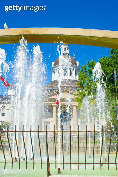Water fountain in front of Kingston City Hall during summer day 이미지 ...