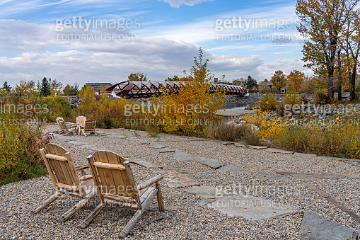 Prince's Island Park Peace bridge. Autumn foliage scenery in downtown Calgary 이미지 (1297132873 ...