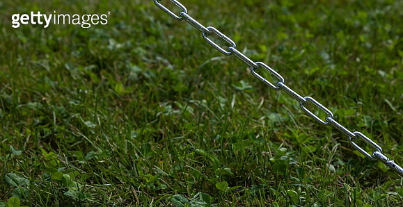 steel non-rusty chain on grass background, frame 이미지 (1338880724) - 게티이미지뱅크